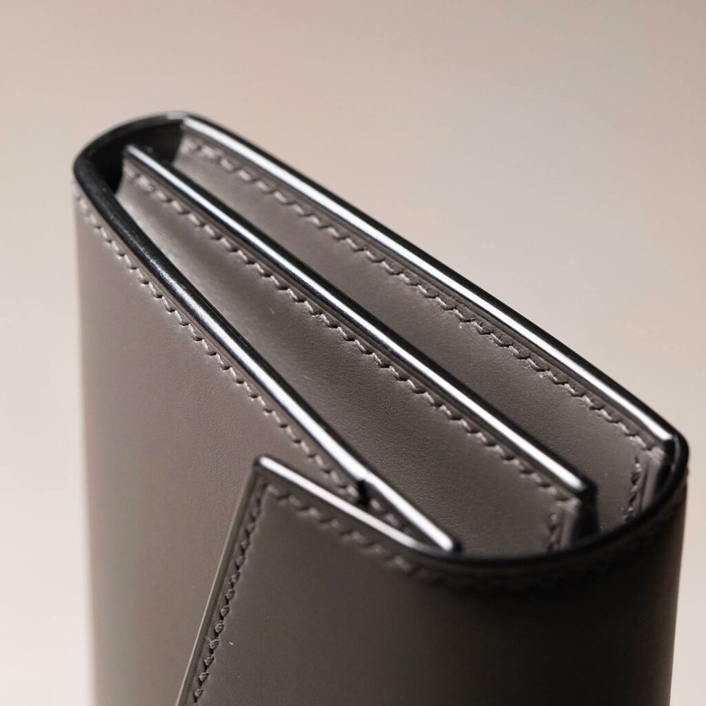 Méthodes de fabrication dans la maroquinerie: les finitions de tranche